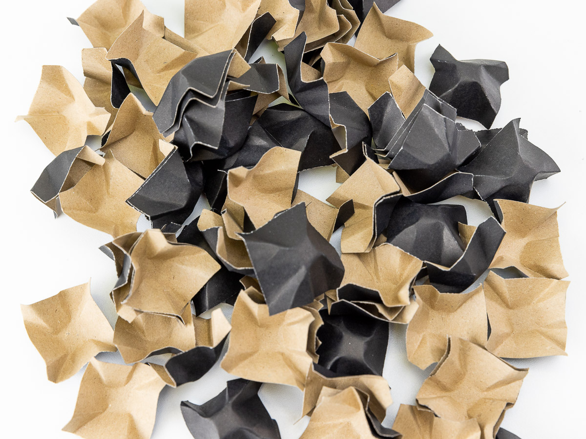 Fixační tělíska papírová, chipsy 400l černá-hnědá | Eobaly.cz